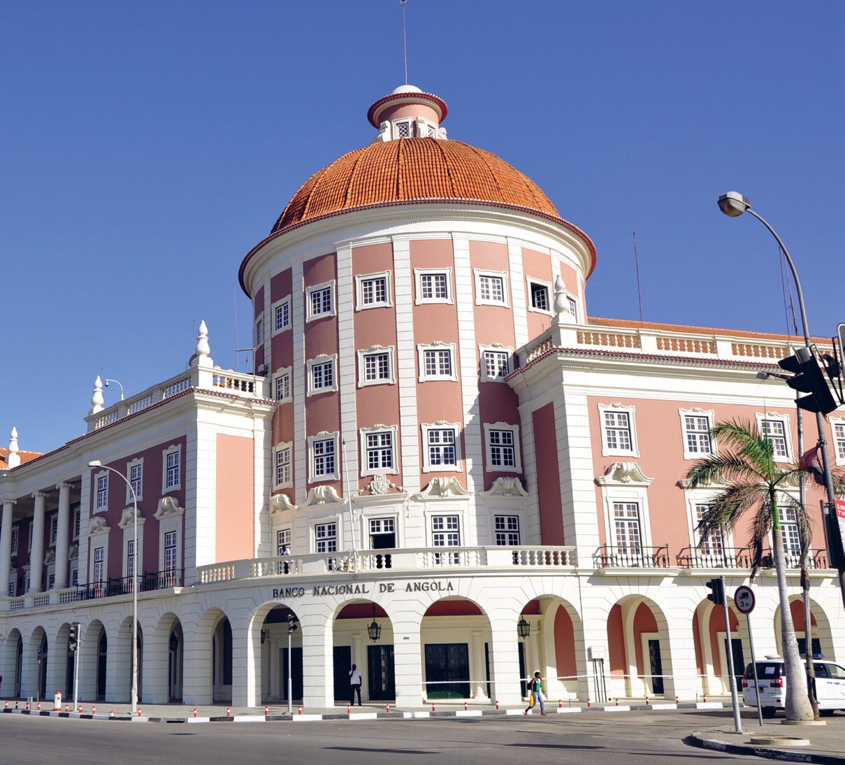 Banco Nacional de Angola sanciona BAI, BMA e Keve - Revista Outside